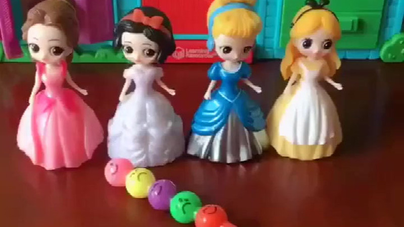 美术课上大家都没带水彩笔,白雪把自己的水彩笔和大家一起用,大家都...