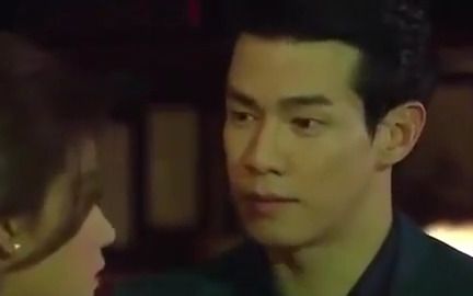 总裁帮美女捏脚,不知不觉气氛旖旎暧昧起来,二人激情热吻