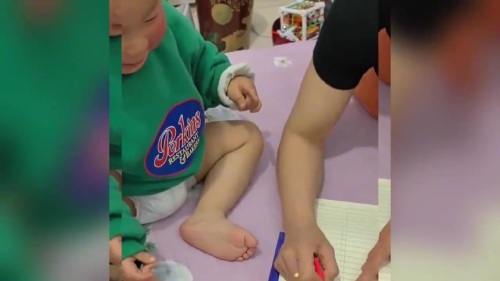 一岁10个月的宝宝,尿都控制不住竟认识字母?