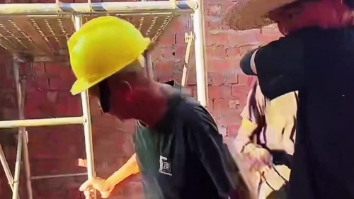 亲家和表妹夫移动好脚手架后,也跟着阿珍节奏带动粉丝们加油点赞