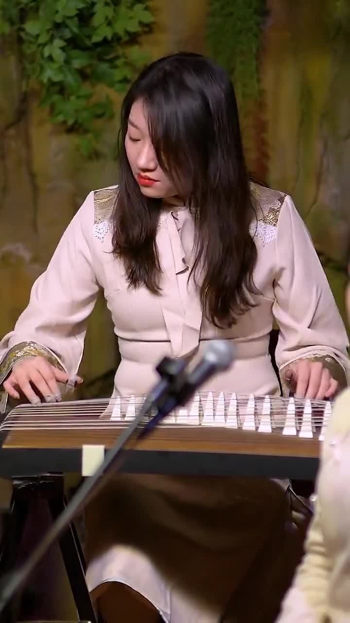 没有震撼的舞台效果,没有炫丽的编曲,我们以最简单方式以同曲致敬...