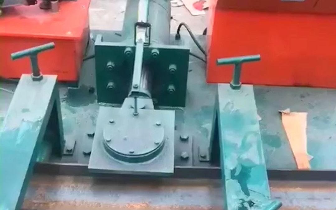 工字钢冷弯机的操作过程以及工作原理,通过调整模具来达到不同的...