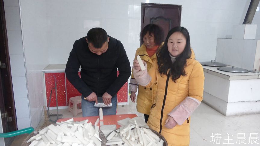 塘主晨晨:年关将至,婆婆送了糍粑去看望80岁独居的老奶奶