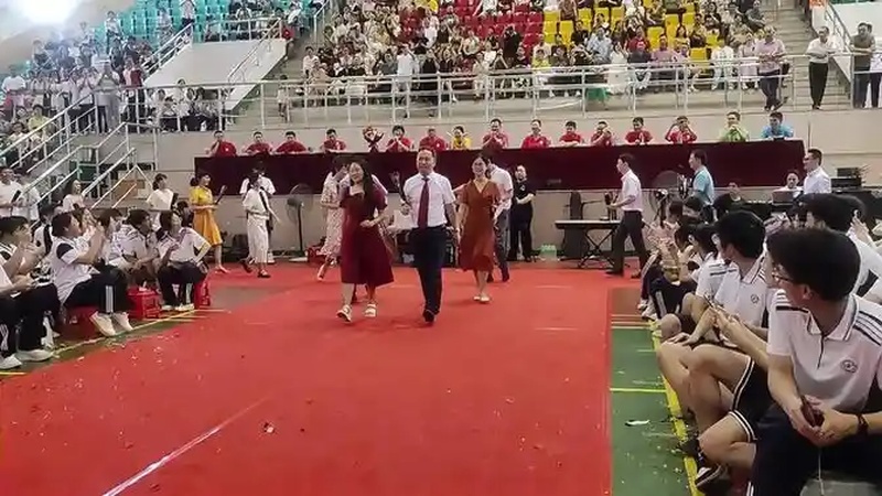 高三毕业典礼 老师走秀环节