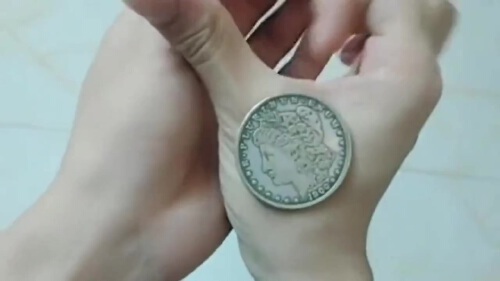 硬币魔术手法教学,本就没有什么真魔术,魔术师障眼法比较多!
