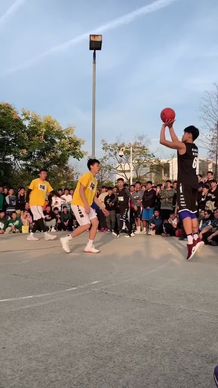 左手投篮是一件很酷的事情!有没有同学也是左撇子前来报道?