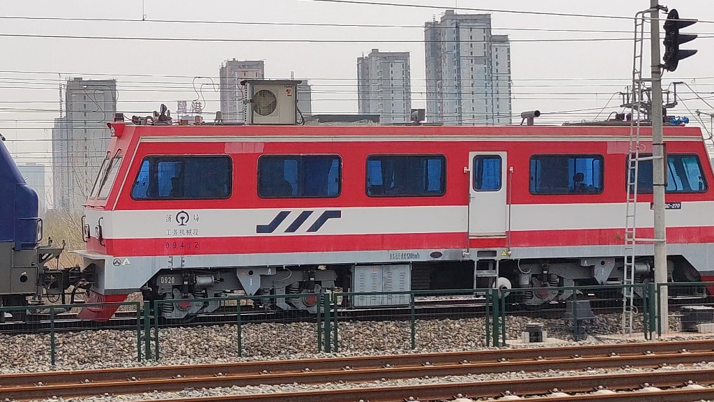 202342 京局唐段HXD2B 0313回送济局工务段车辆通过唐山站