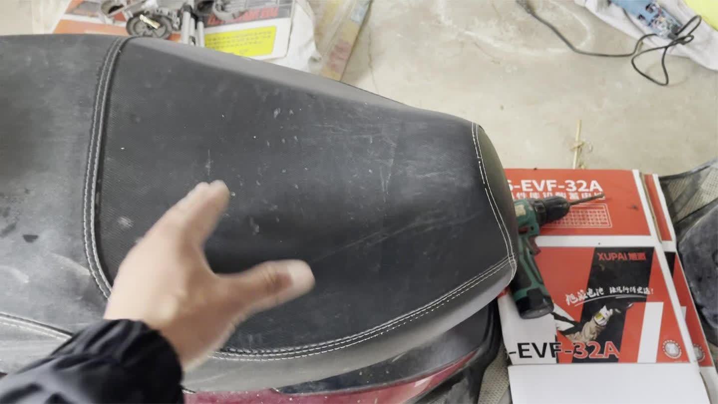 .b>电动车坐垫不能灵活开启怎么办