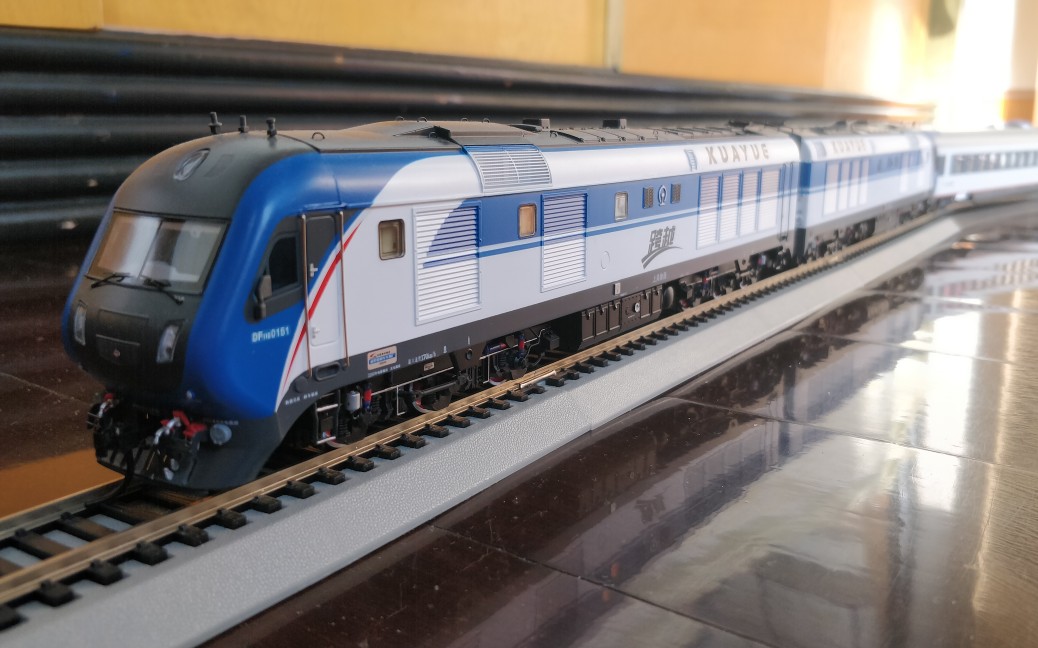 【铁路模型】全列白色&直特参上 上局徐段DF11G-0151/2牵引广铁25...