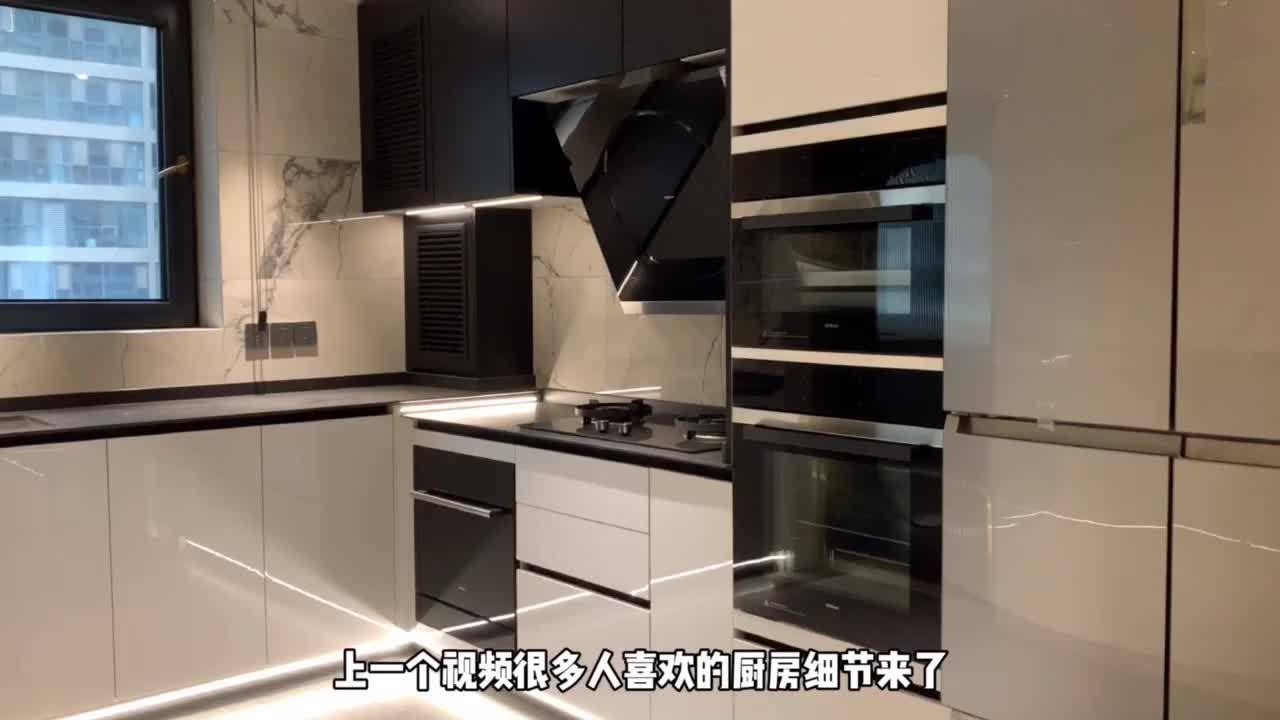 现代风厨房细节,设计高低台面操作更方便,橱柜下方安装灯带记得要.