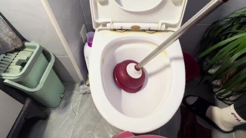 家里马桶堵了,教你皮揣子这样用,不管堵多死,都能轻轻松松疏通