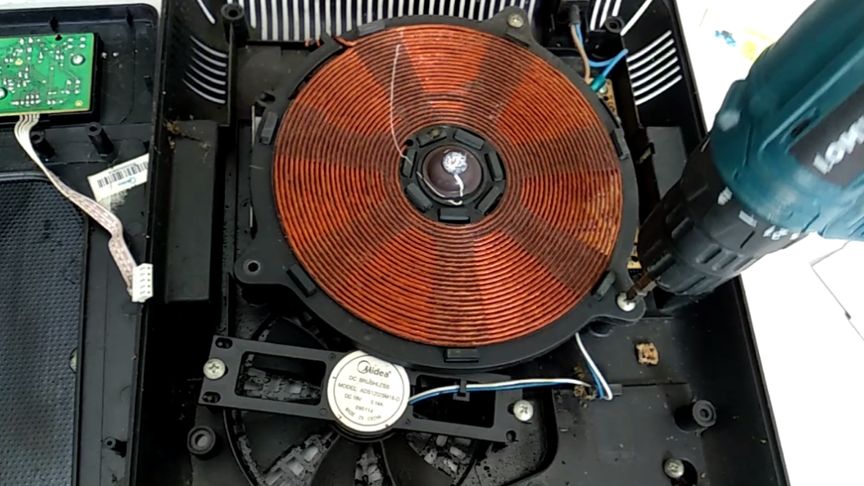 美的电磁炉型号:SH2181开机无反应,打开下盖用万用表进行检测。