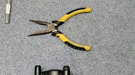 铃木UUUY原装单活塞卡钳换刹车片教程