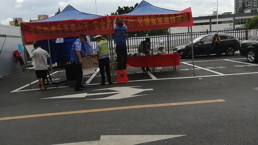 暑假到了,村委在做交通安全宣传了!