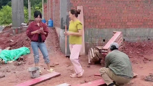 下一步工序就是支好楼梯间模板,然后搭设脚手架支顶模