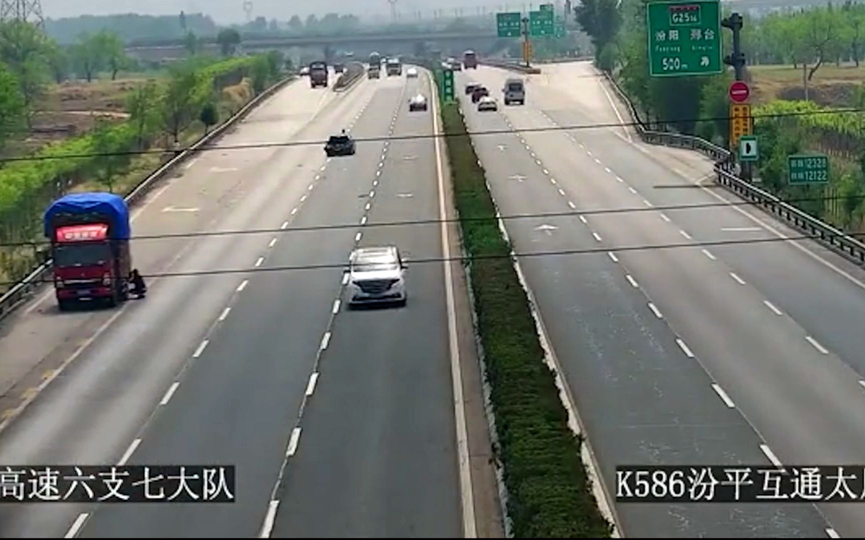 895期:作死!高速出事故不撤离,他被后车撞飞当场身亡!