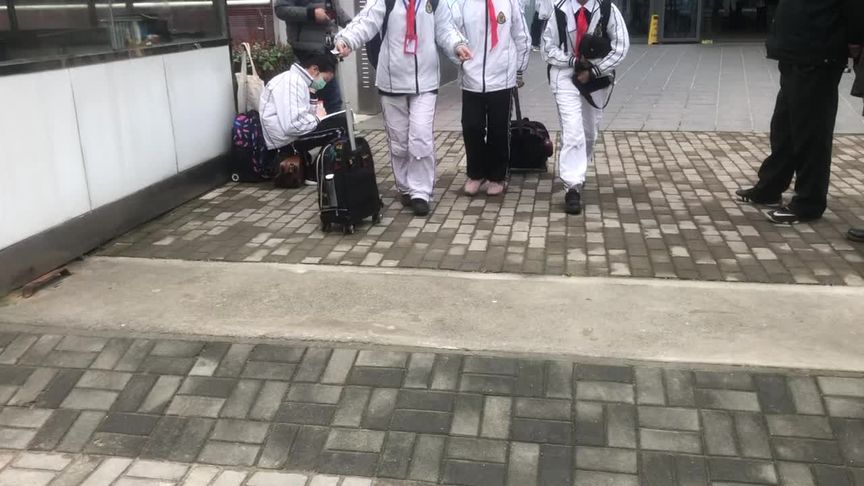 放学校门口坐着温书的娃,学习就是靠抓紧一点一滴的时间。#放学