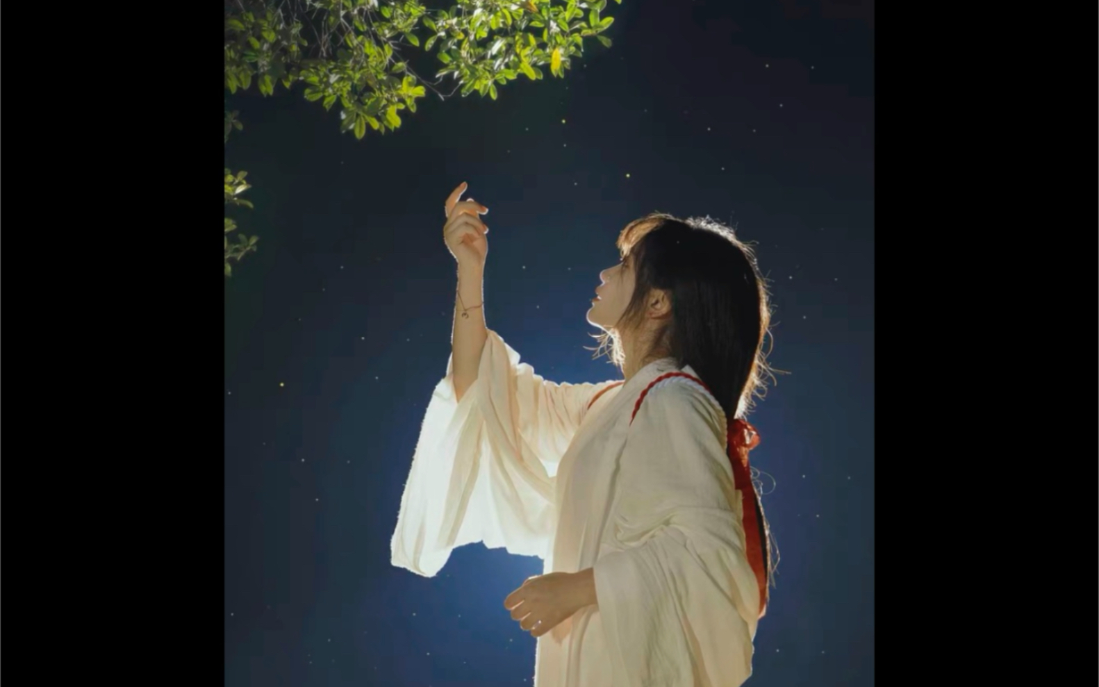 简单的自我介绍:日夜颠倒头发少,单纯好骗恋爱脑,会背九九乘法表,下雨...