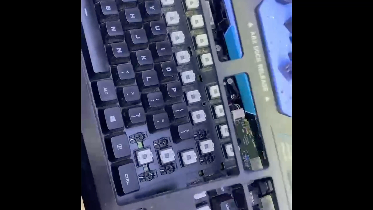 罗技g910机械键盘上盖拆解方法。