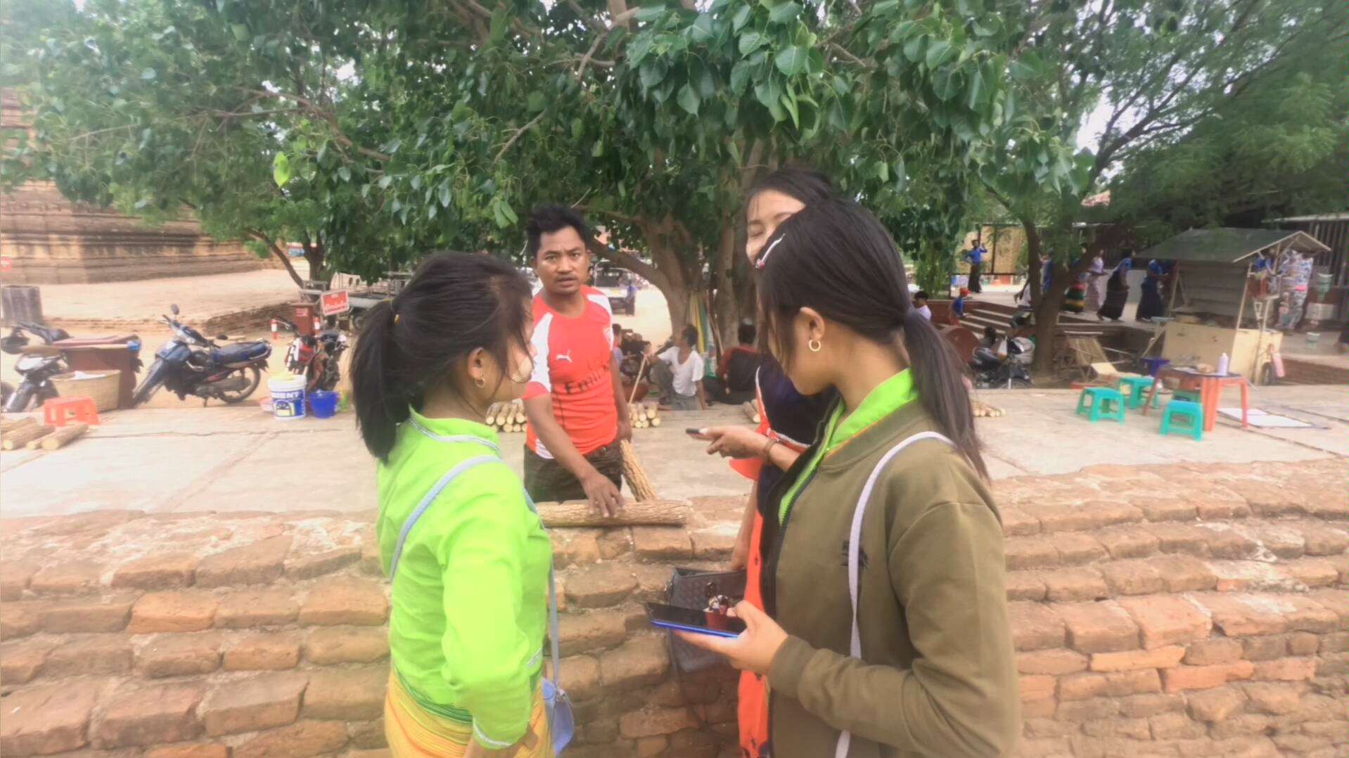 缅甸女人竟然用木头保养皮肤,据说已有2400年的历史,男女老少现在都...