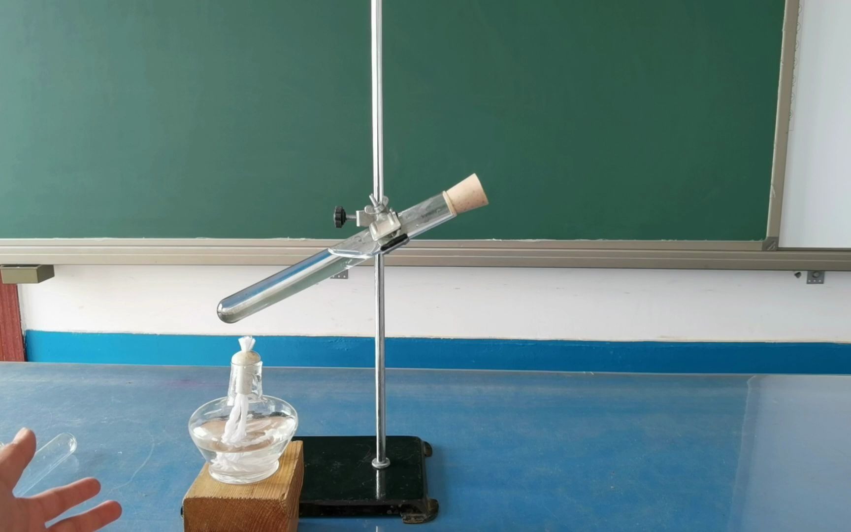 烧水时塞紧试管口会怎样?快来看看吧!