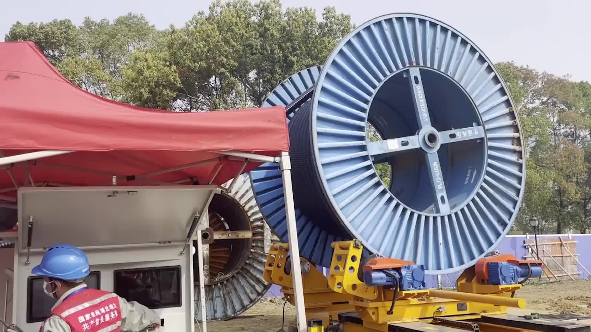 湖北电网首次使用高压电缆智能集成化敷设设备