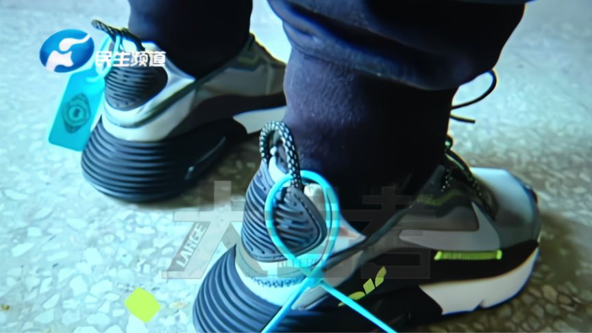 女子网上买双鞋,穿了两天就脱皮,难道买到了假货?