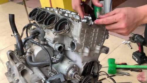 川崎ZX-6R发动机深度拆解!清除积碳,气门磨光,检查易损件