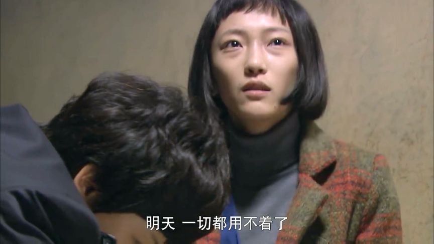 看守所:二十岁女犯被判死刑,女警心疼为她擦净脚镣,送最后一程