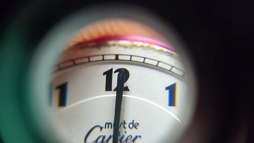 几十年的卡地亚石英手表要换电池了