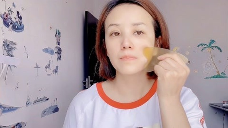 居家面部刮痧,女人都要会的手法,让你皮肤紧致没细纹
