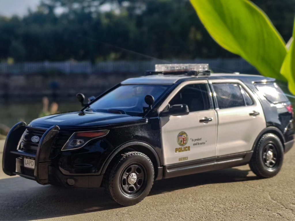 1:24 MotoMax 红河 福特探险者 LAPD 警车模型展示