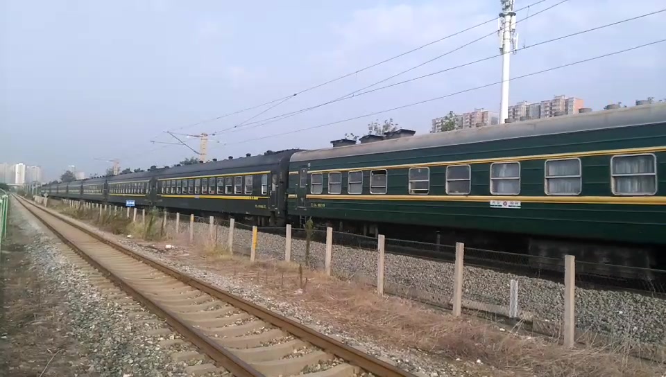 DF4D牵引西安至榆林7008次绿皮火车鸣大笛通过咸铜铁路五公里道口