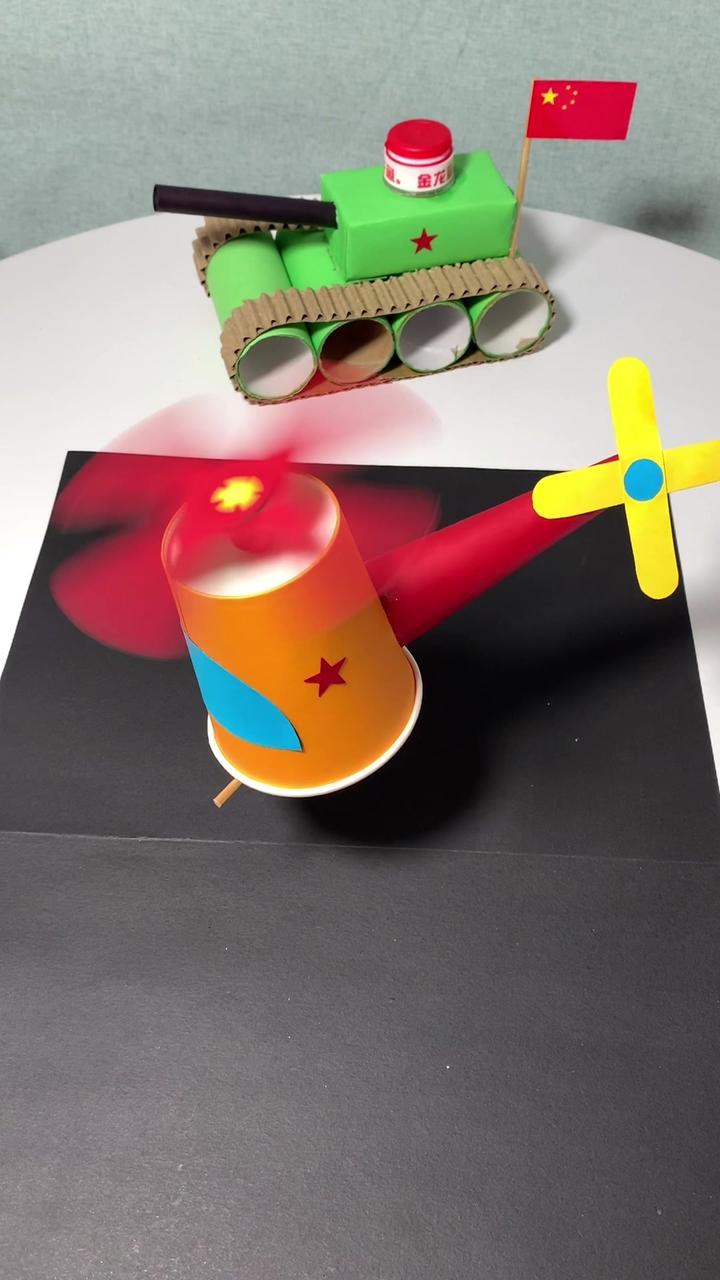 用一次性纸杯做一架直升机,只要一根皮筋,就能让螺旋桨高速转起来,...