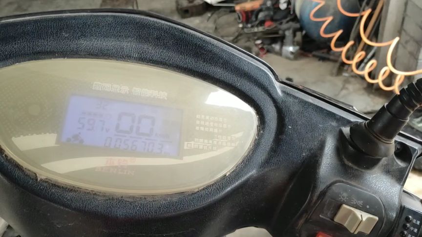 电动车有电正常可以走,骑行时走一下停一下的,修到最后自己懵了