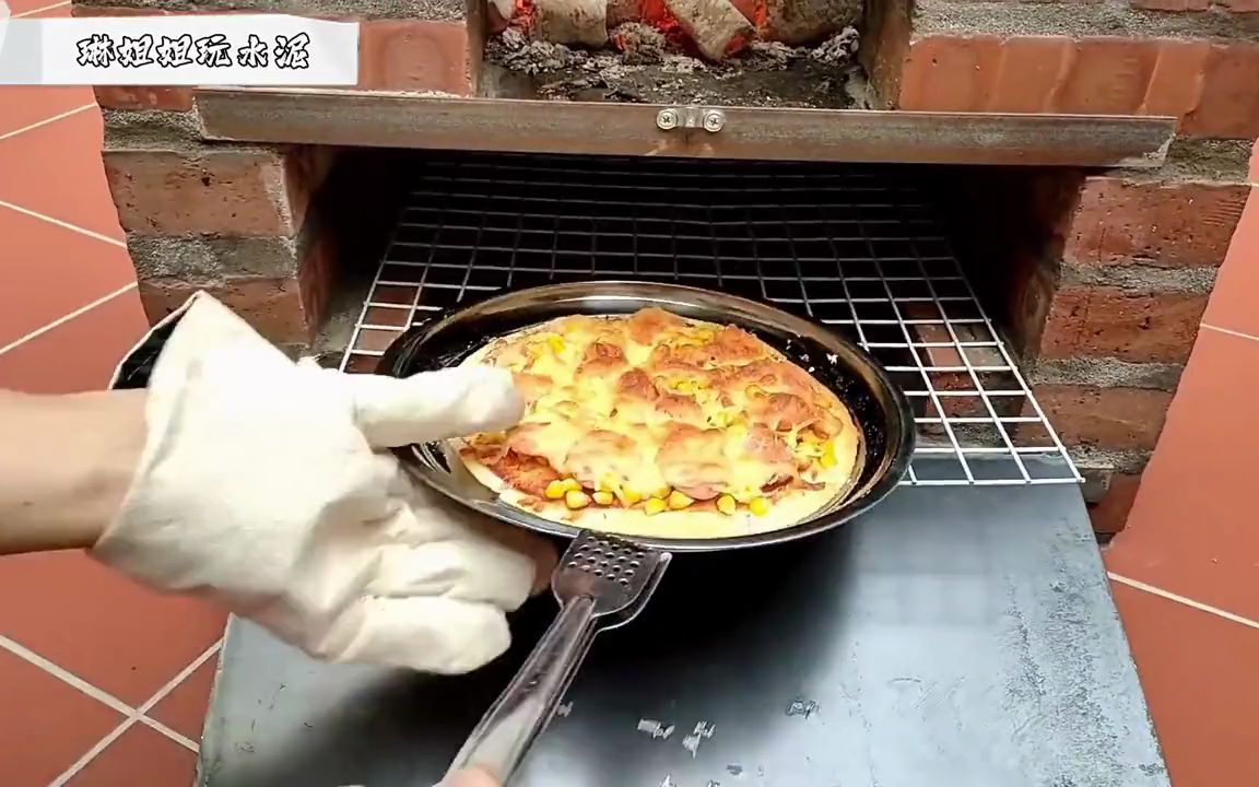 自制多功能柴火灶,既能炒菜烧烤还能当烤箱,可谓柴火灶界天花板