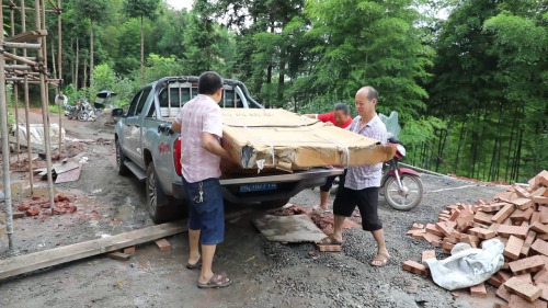 幺妈和幺叔:把一楼卧室的门安装上,好贴地板砖了