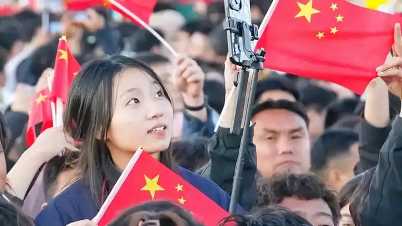 升旗仪式现场惊现暖心一幕,大学生竟"捡"了个娃