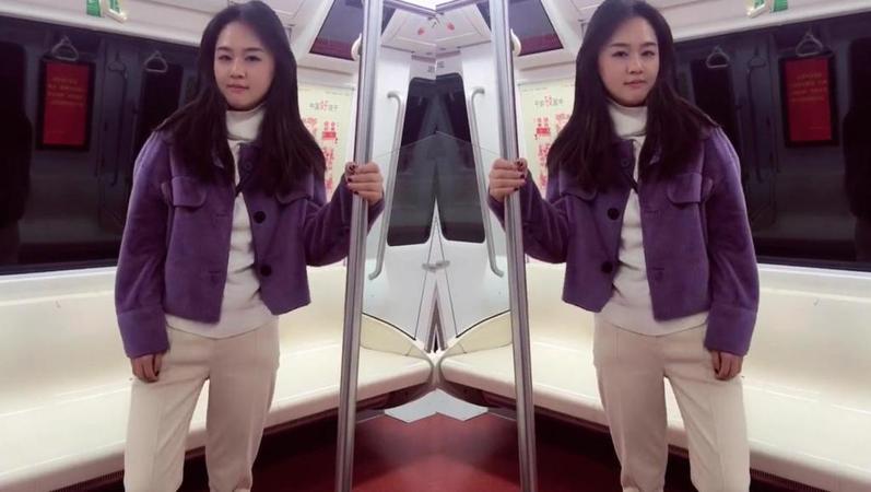 美女地铁上演性感钢管舞,无处安放的小眼神太可爱了!网友:汤唯既视感