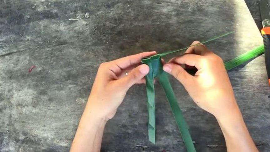 教你用棕榈叶编出一条小鱼,夏天作为摆盘很赞哦