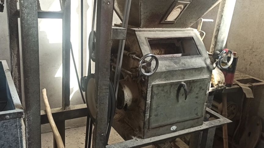 大家都来看看九十年代的磨粉机是怎么磨面粉的ߘ�ߘ�ߘ