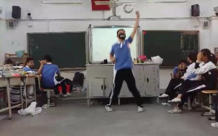 交织 某学校某班级端午下午茶会的舞蹈表演