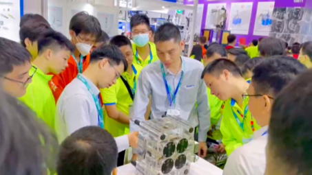 ...让大家了解注塑生产的全过程,同学们都表现出了强烈的求知欲望