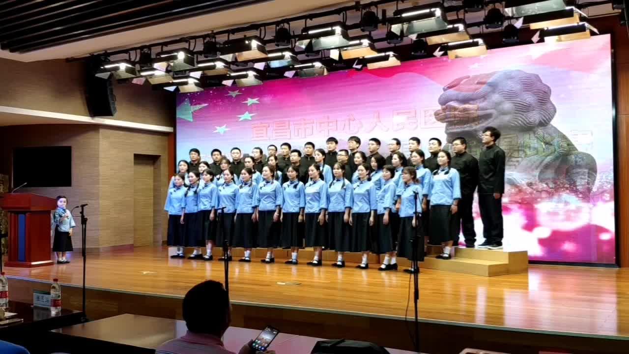 ...献七十华诞”合唱比赛中,脊柱外科演绎的作品《卢沟谣》以第一名的...