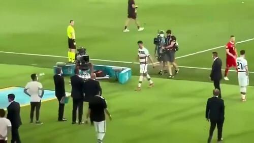 C罗离场时被拍到,将队长袖标丢到地上,并踢了一脚