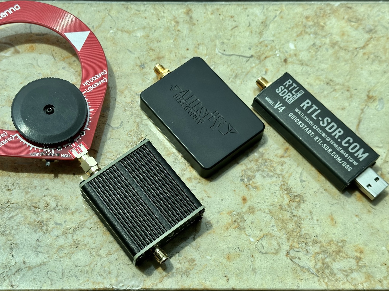 四倍差价,RTL SDR能打得过Airspy HF+吗?多波段实测对比来了!