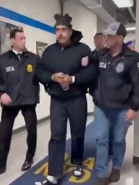 马杜罗现身拘留中心:穿黑帽衫脚踩拖鞋,向身旁人说"新年快乐"