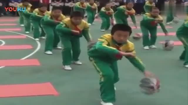比较震撼:小学生表演“篮球操”,下腰、劈叉一个都不能少