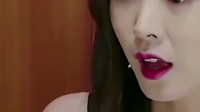 帅哥醉酒在卫生间吐了,美女看见后说要写大新闻,帅哥直接强吻她