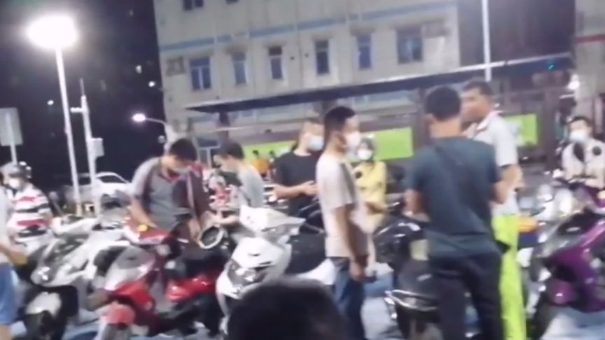 这些人加班加点帮居民装电动车车牌,真是辛苦了